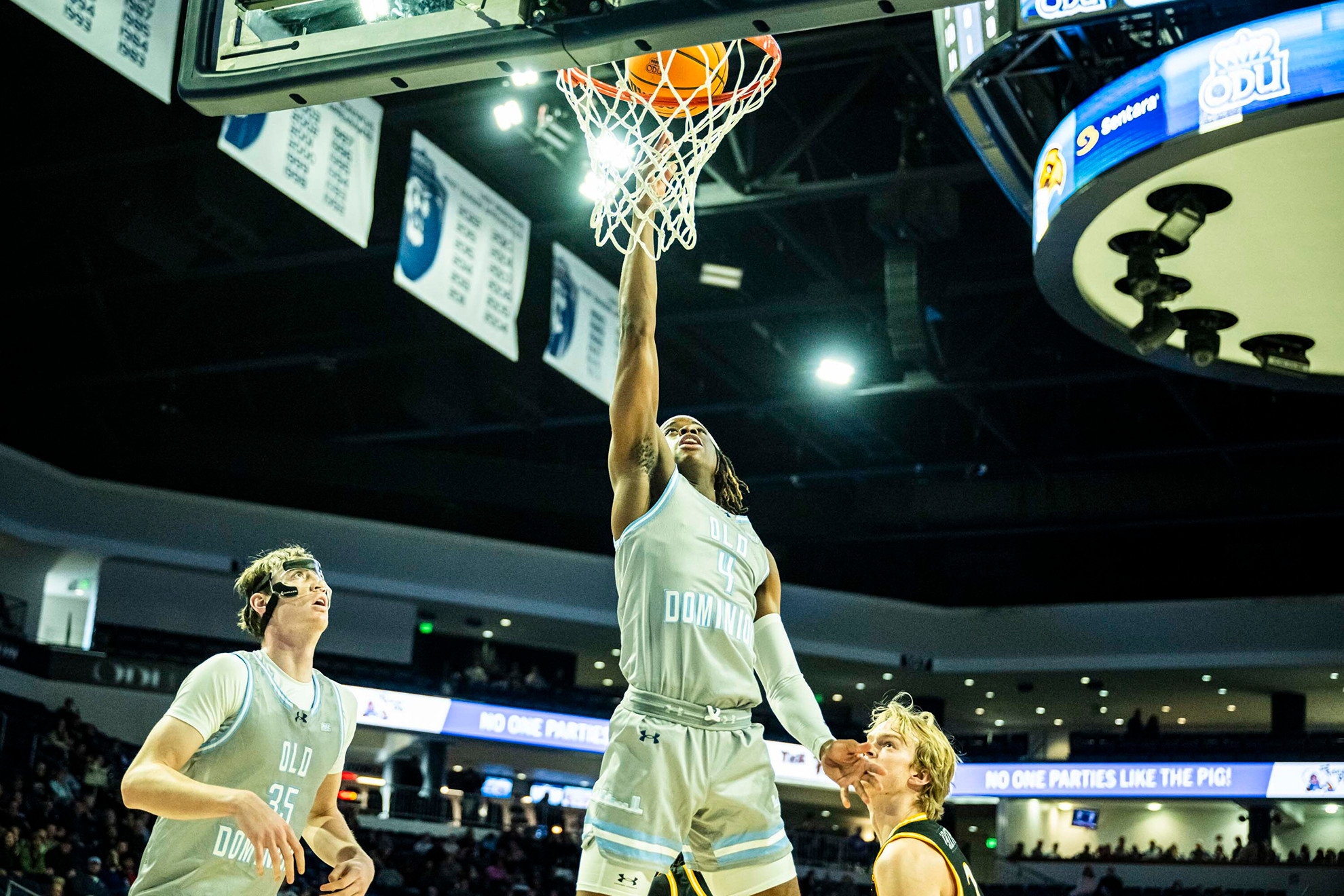 ODU Men's Basketball Defeats Ragin Cajuns, 71-60 - Old Dominion Athletics